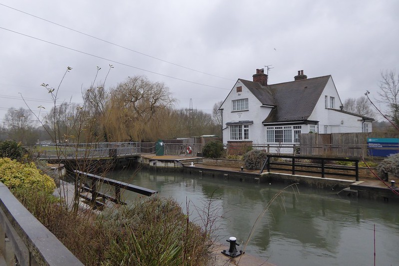 Oxford Sandford Lock - Places to See Around Oxford + Walks.
